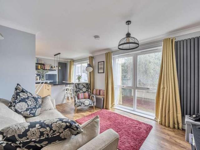 2 bed flat for sale