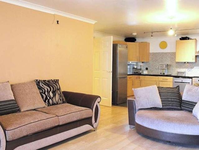 2 bed flat for sale