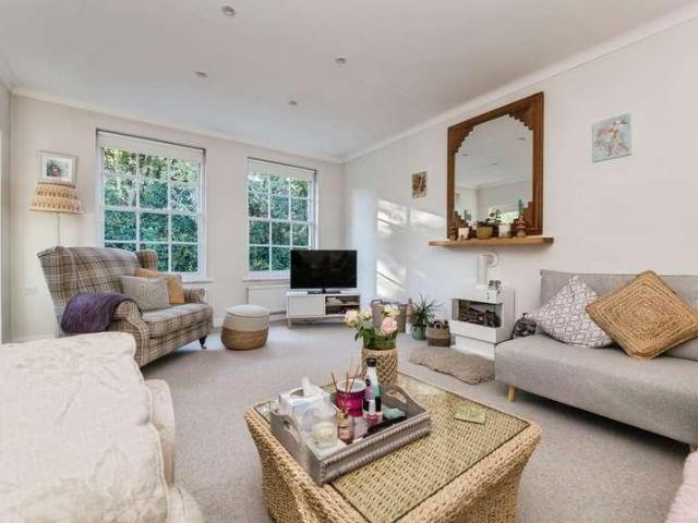 2 bed flat for sale