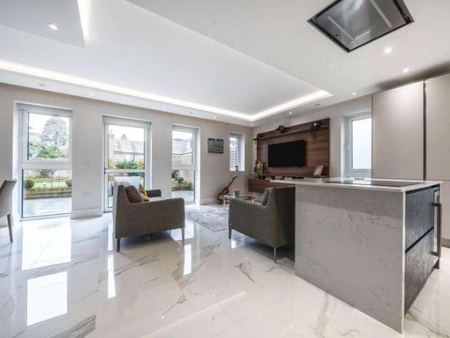 2 bed flat for sale