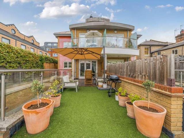 2 bed flat for sale