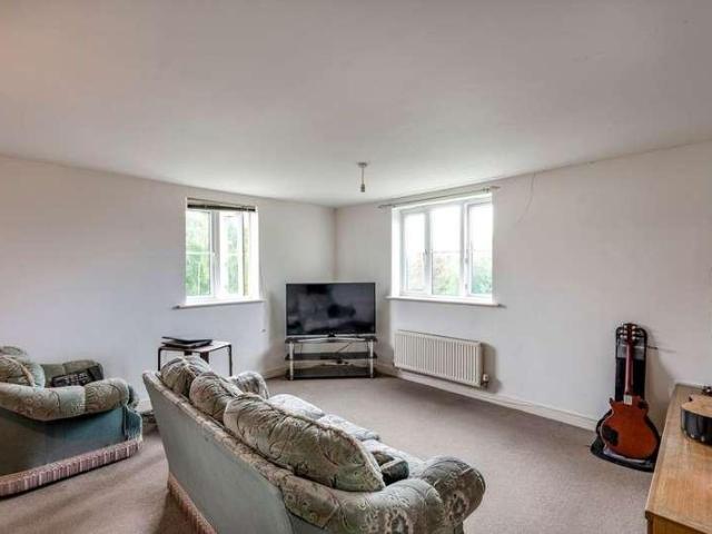 2 bed flat for sale