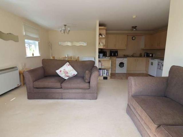 2 bed flat for sale
