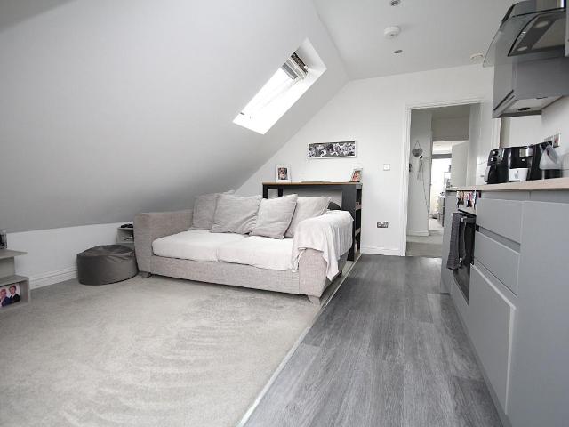 2 bed flat for sale