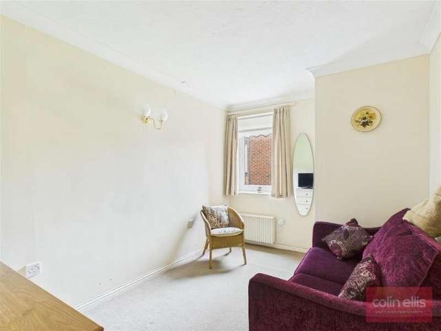 2 bed flat for sale