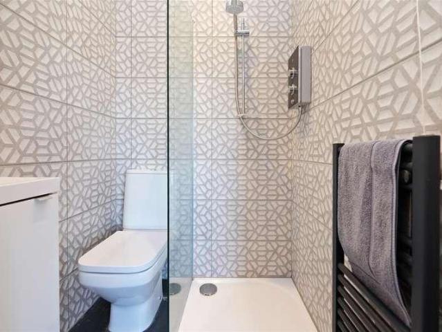 2 bed flat for sale