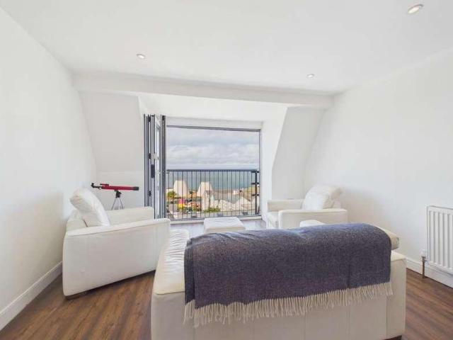 2 bed flat for sale