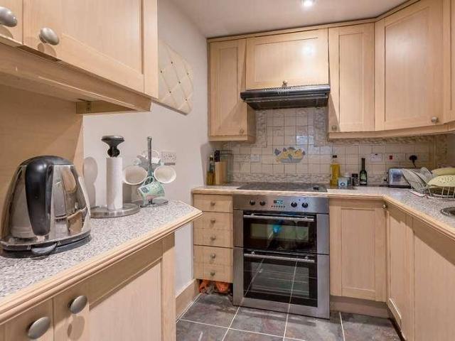 2 bed flat for sale