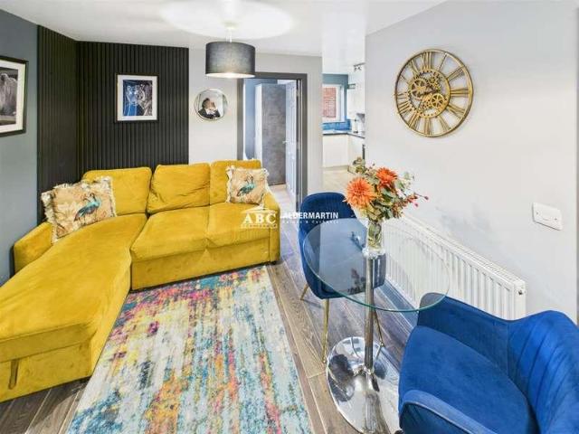 2 bed flat for sale