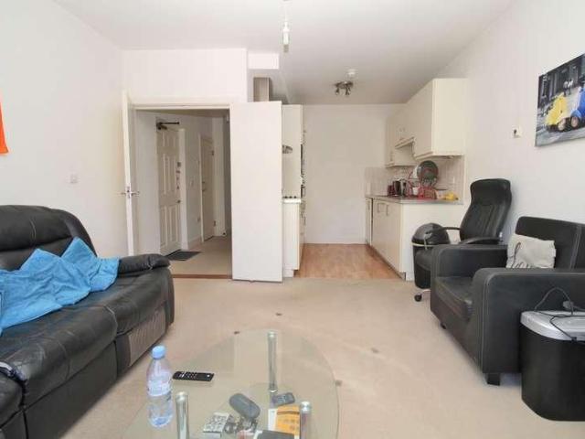2 bed flat for sale
