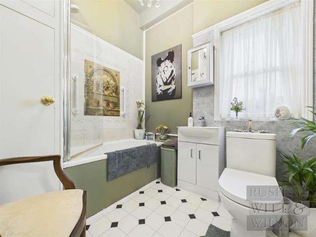 2 bed flat for sale