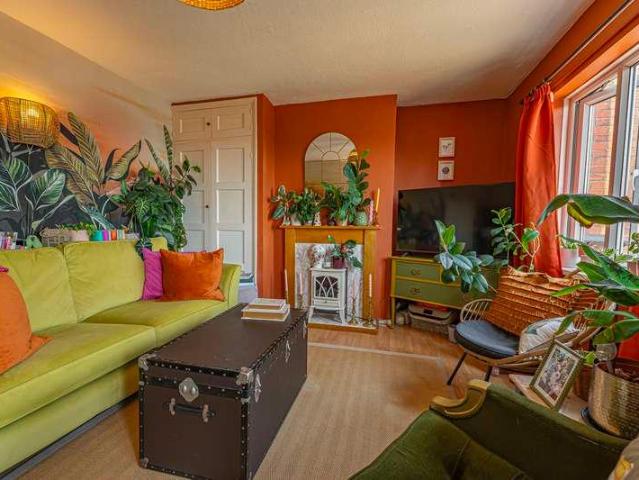 2 bed flat for sale