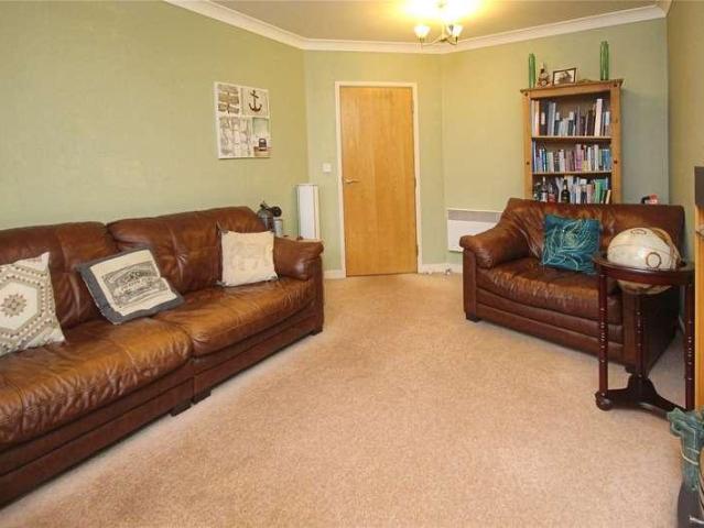 2 bed flat for sale