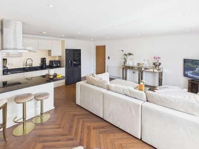 2 bed flat for sale