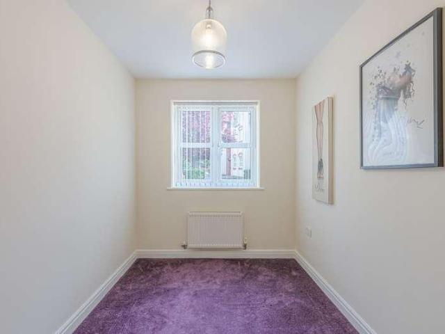 2 bed flat for sale