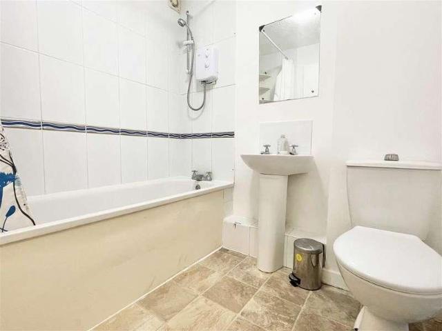 2 bed flat for sale