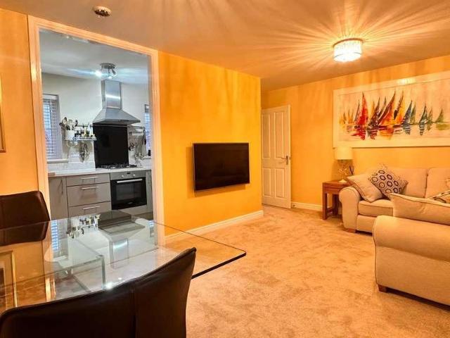 2 bed flat for sale