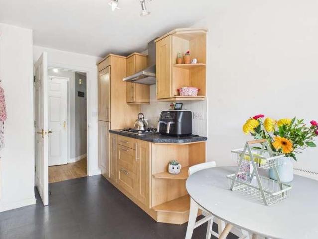 2 bed flat for sale