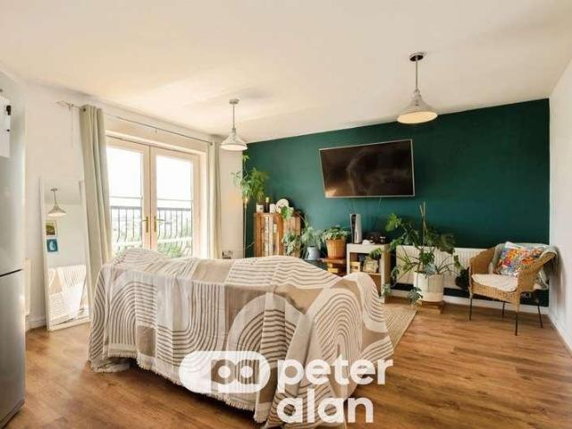 2 bed flat for sale