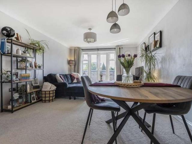 2 bed flat for sale
