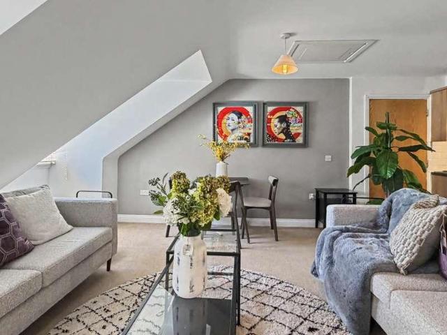 2 bed flat for sale