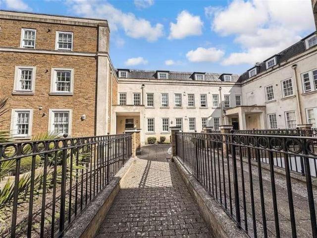 2 bed flat for sale