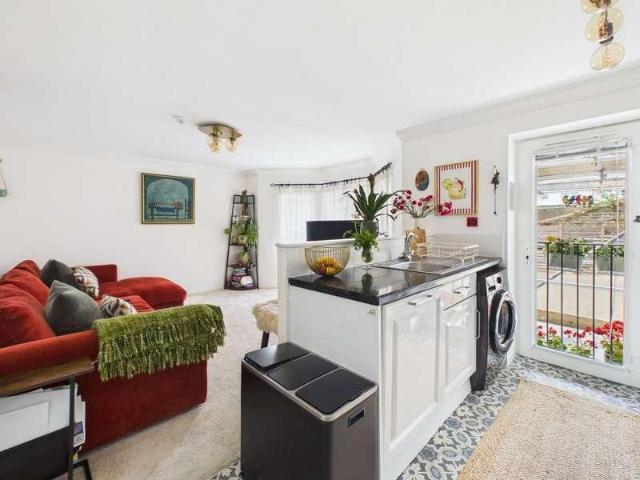 2 bed flat for sale