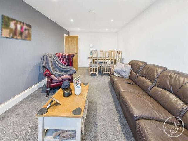 2 bed flat for sale