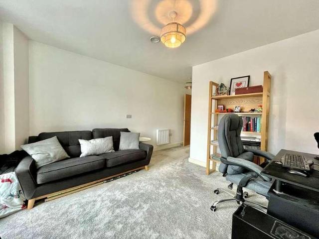 2 bed flat for sale