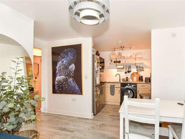 2 bed flat for sale