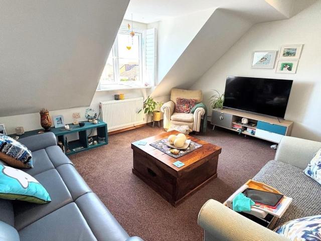 2 bed flat for sale
