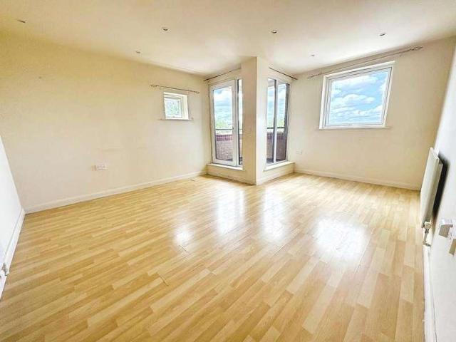 2 bed flat for sale
