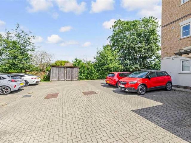 2 bed flat for sale