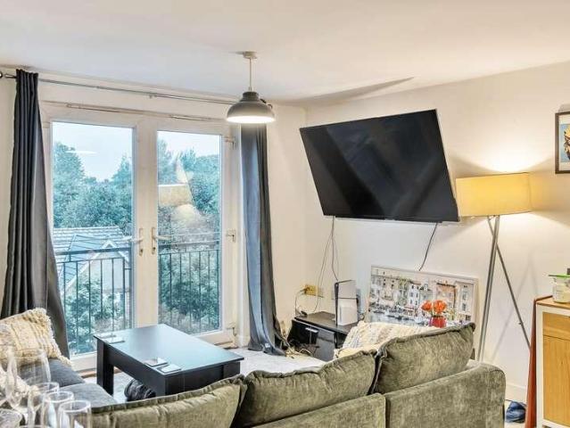 2 bed flat for sale