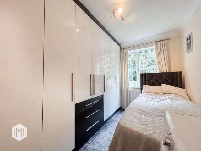 2 bed flat for sale