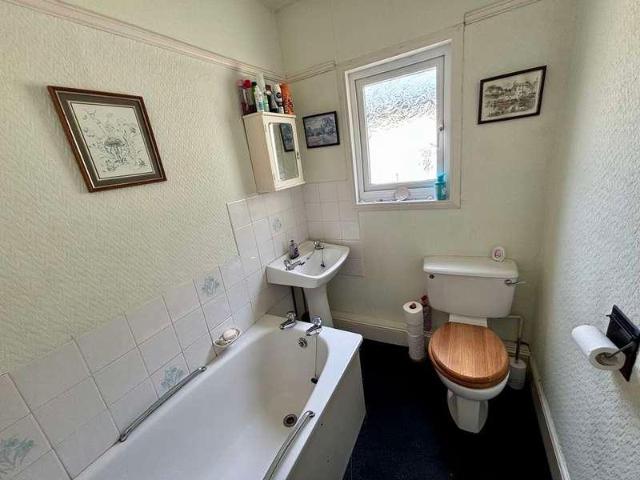 2 bed flat for sale