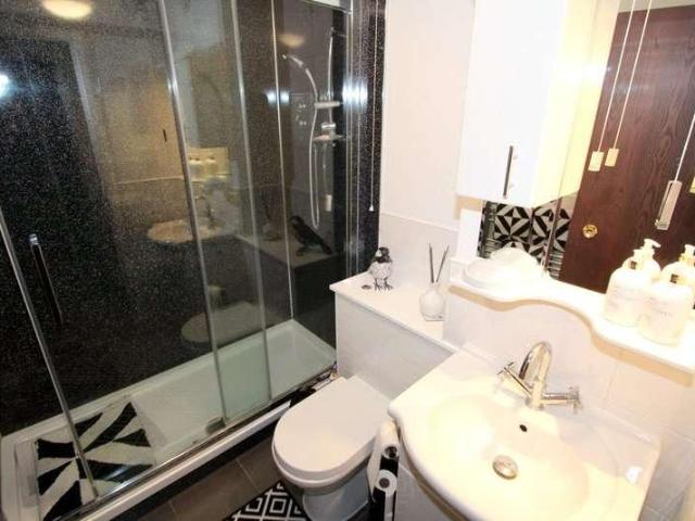 2 bed flat for sale