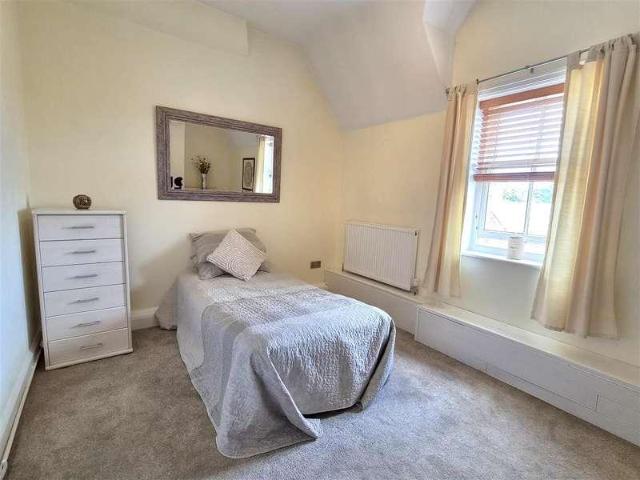 2 bed flat for sale