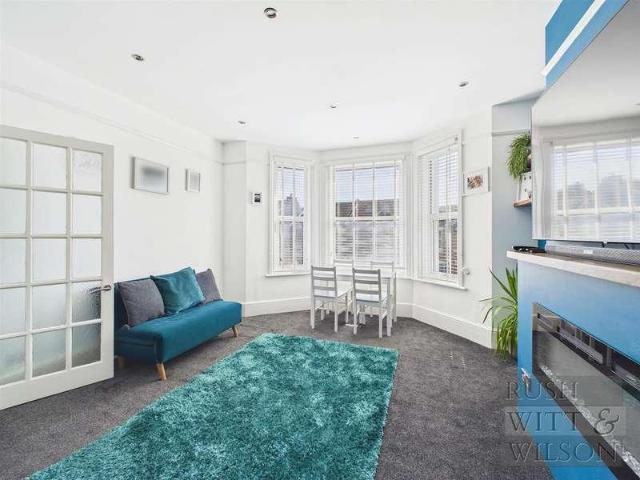 2 bed flat for sale