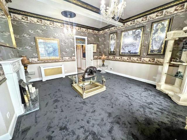 2 bed flat for sale