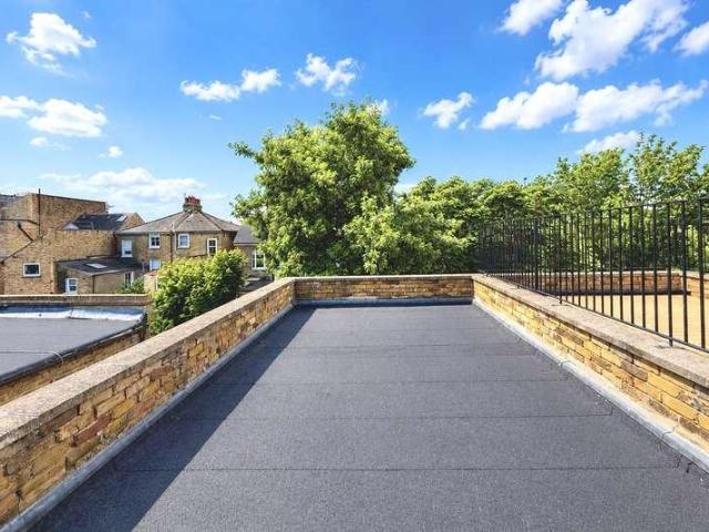 2 bed flat for sale
