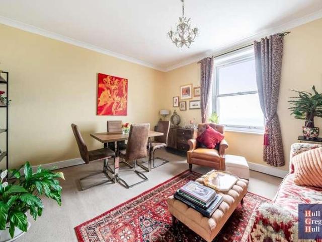 2 bed flat for sale