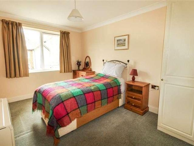 2 bed flat for sale
