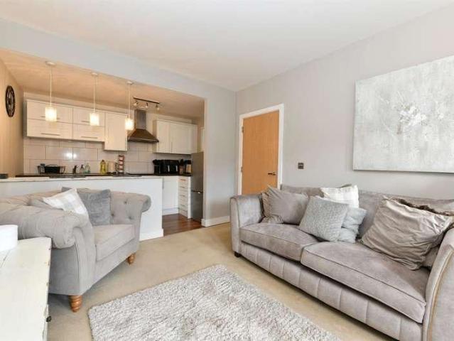 2 bed flat for sale