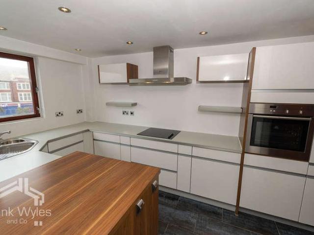 2 bed flat for sale