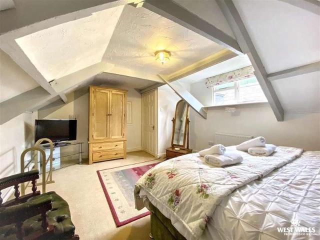 2 bed flat for sale