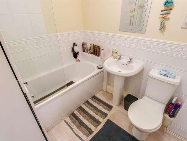 2 bed flat for sale
