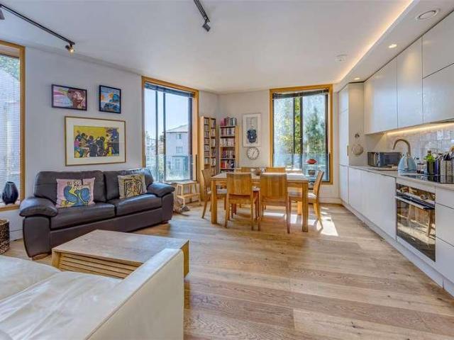 2 bed flat for sale