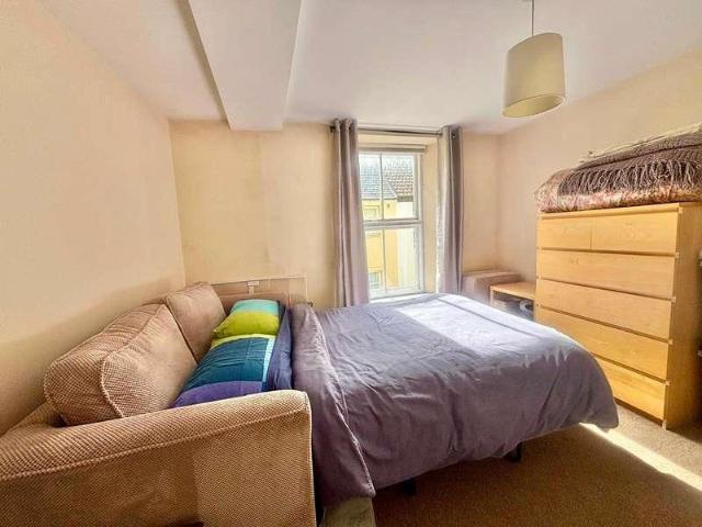 2 bed flat for sale