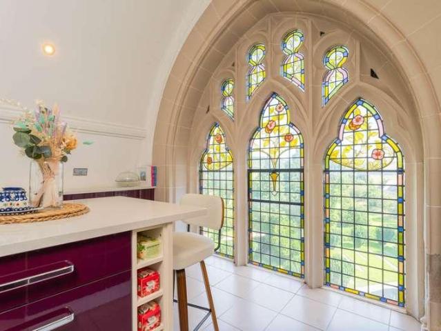 2 bed flat for sale